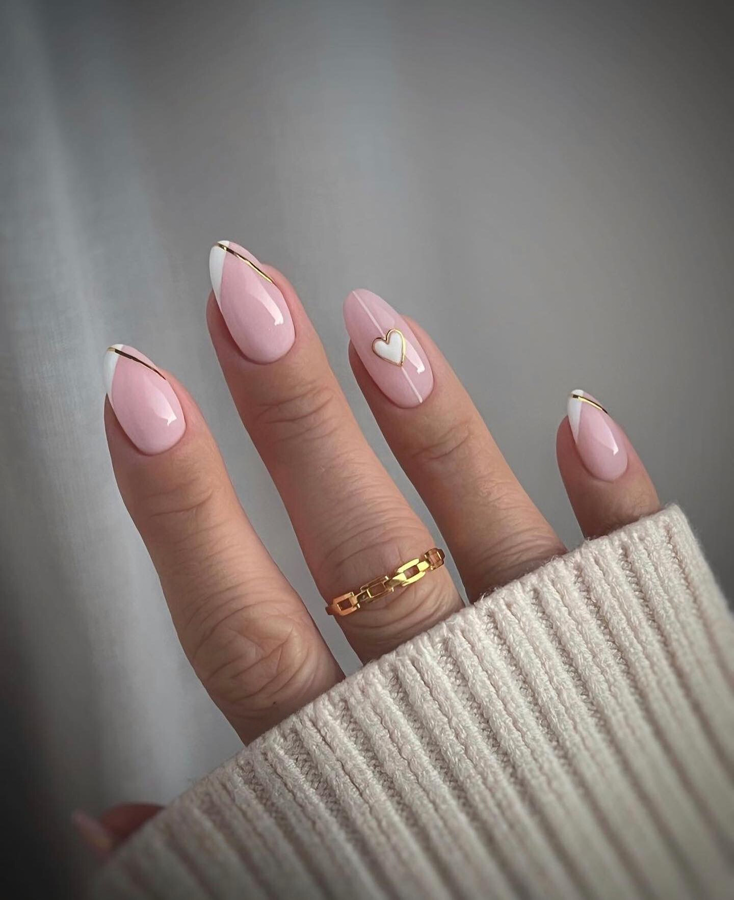 Embracing Elegance and Whimsy: Short Almond Nails Spring 2024 Trends ...