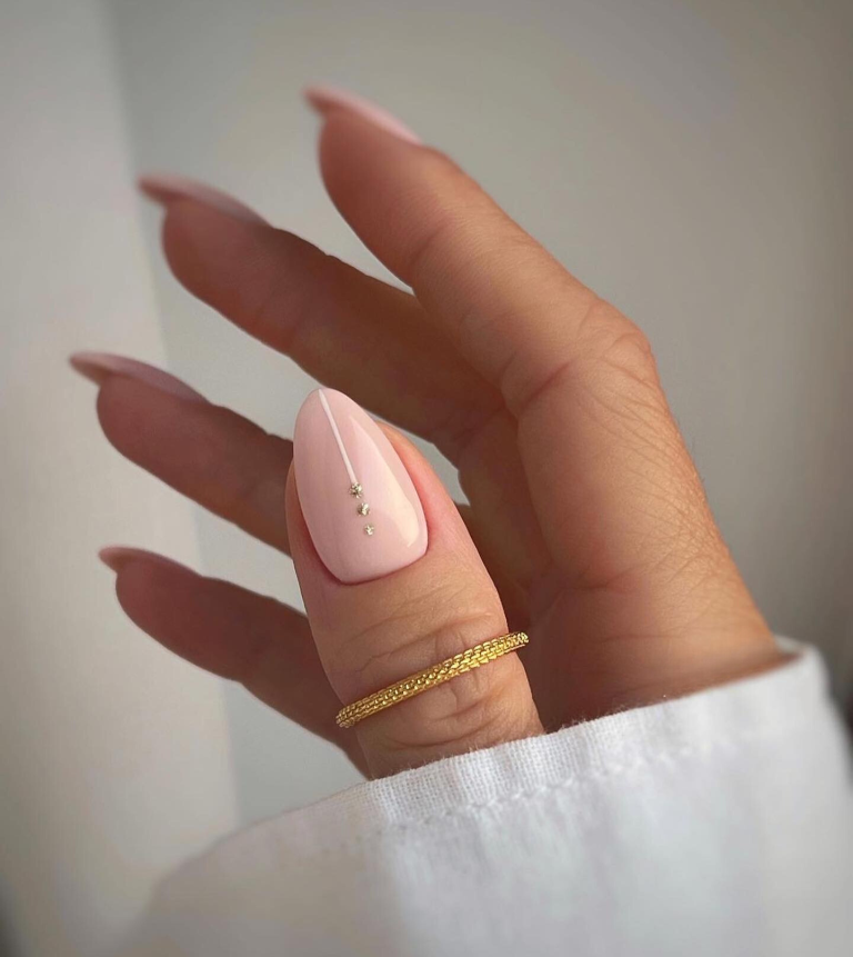 Embracing Elegance: The Chicest Mid-Length Nails - divagaze.com