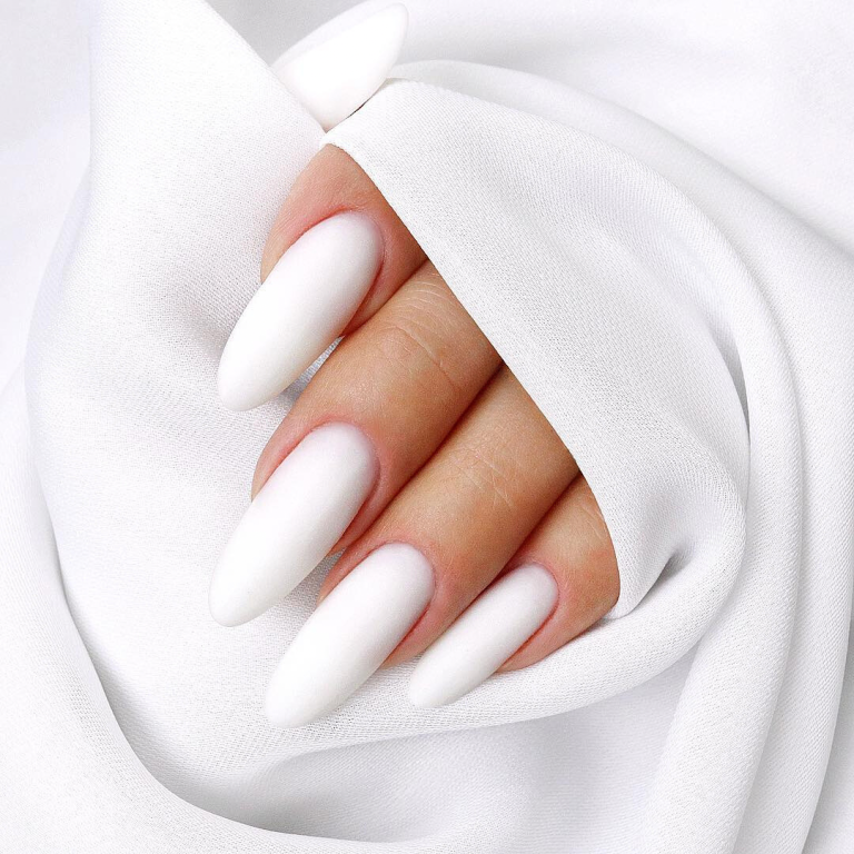 White Spring Nails: Embracing the Season's Purest Trend - divagaze.com