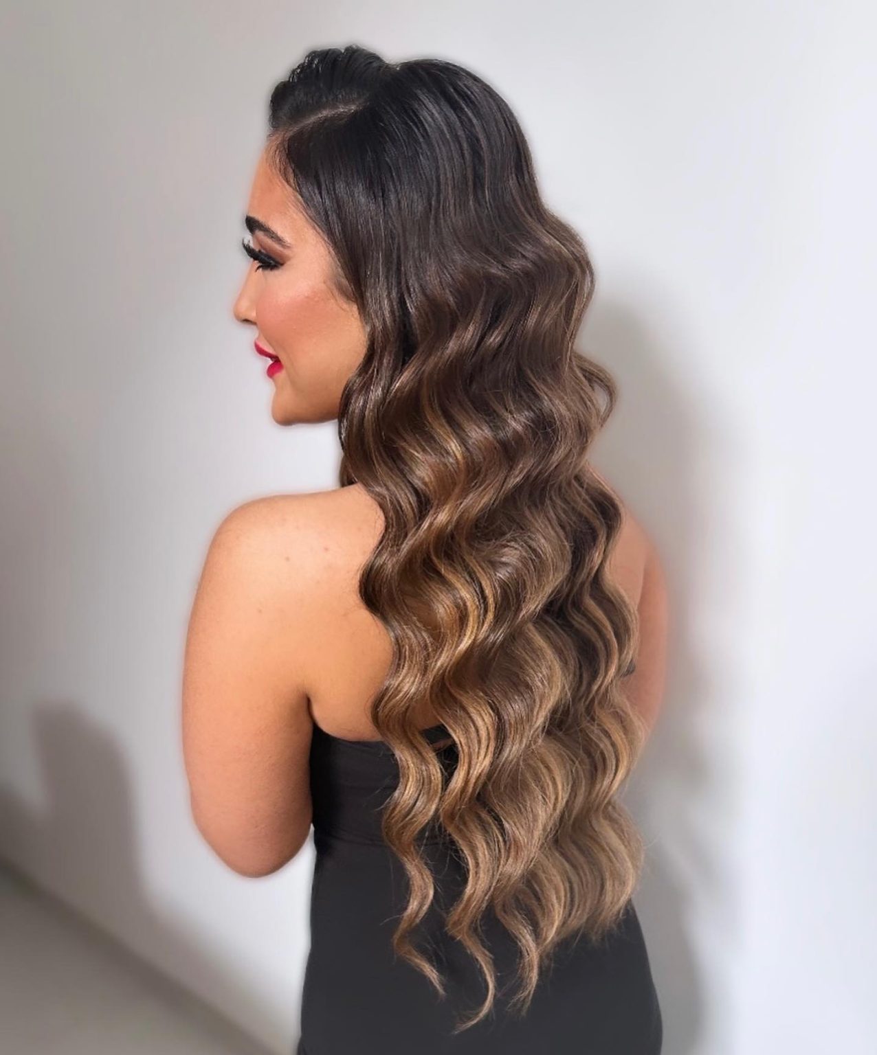 Trendsetting 2024 Wavy Hairstyles for Women - Top 23 Looks - divagaze.com