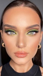 26 Eye Makeup Trends for Summer 2024: Bright, Bridal & Beach Looks ...