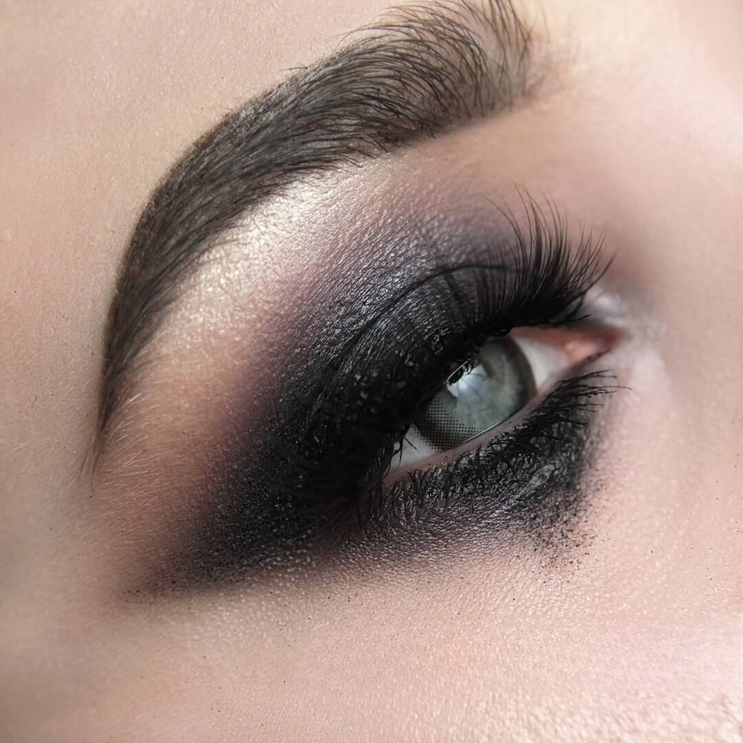 29 Black Makeup Looks to Inspire Your 2024 Style – Bold & Timeless ...