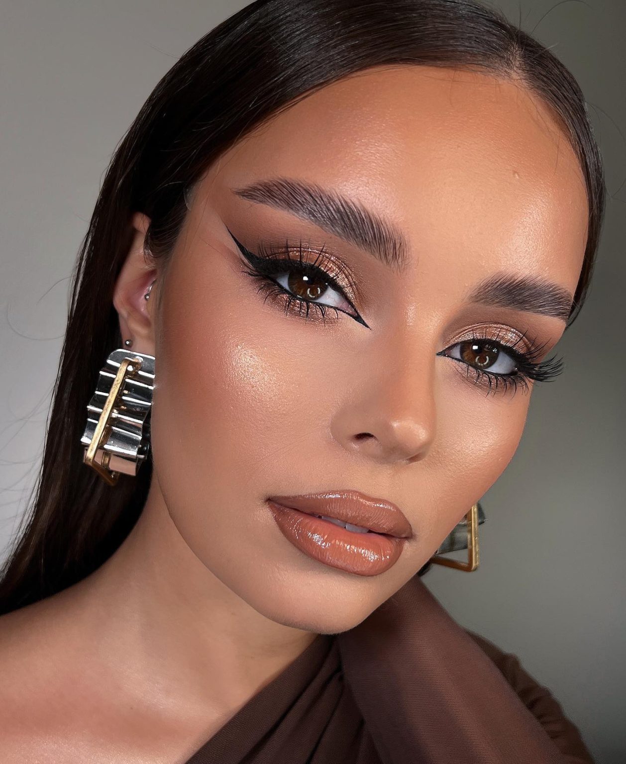 Shine Bright: 25 Gold Eyeshadow Looks to Dazzle at Any Event - divagaze.com