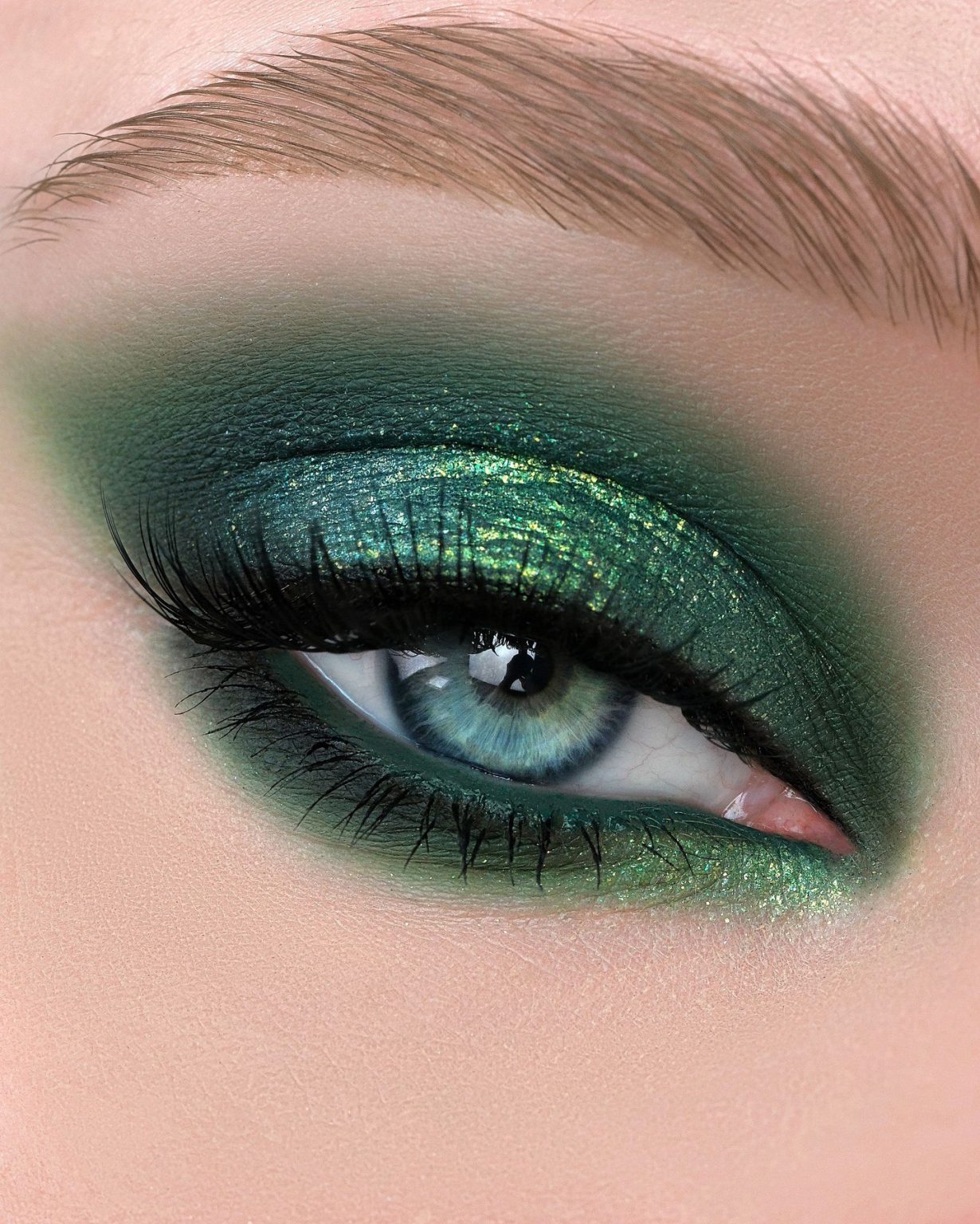 34 Green Eyeshadow Looks: From Mint Elegance to Emerald Glam - divagaze.com