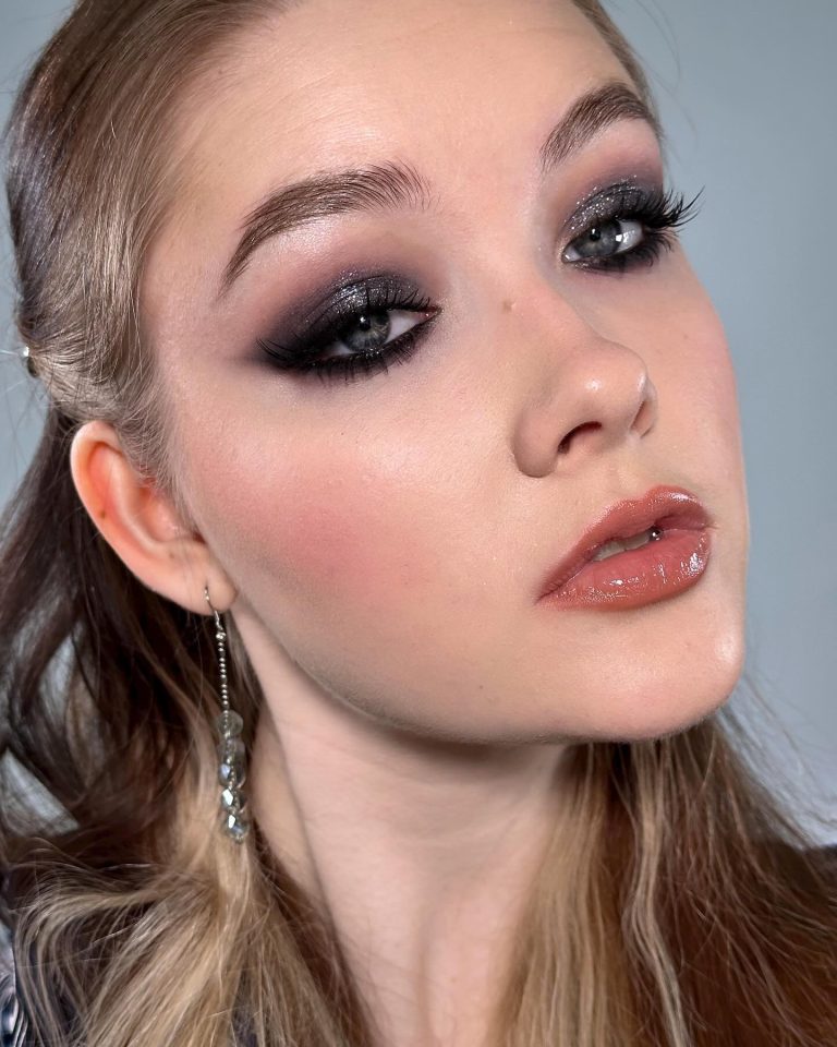 31 Dark Eyeshadow Looks to Inspire Your Inner Makeup Artist - divagaze.com