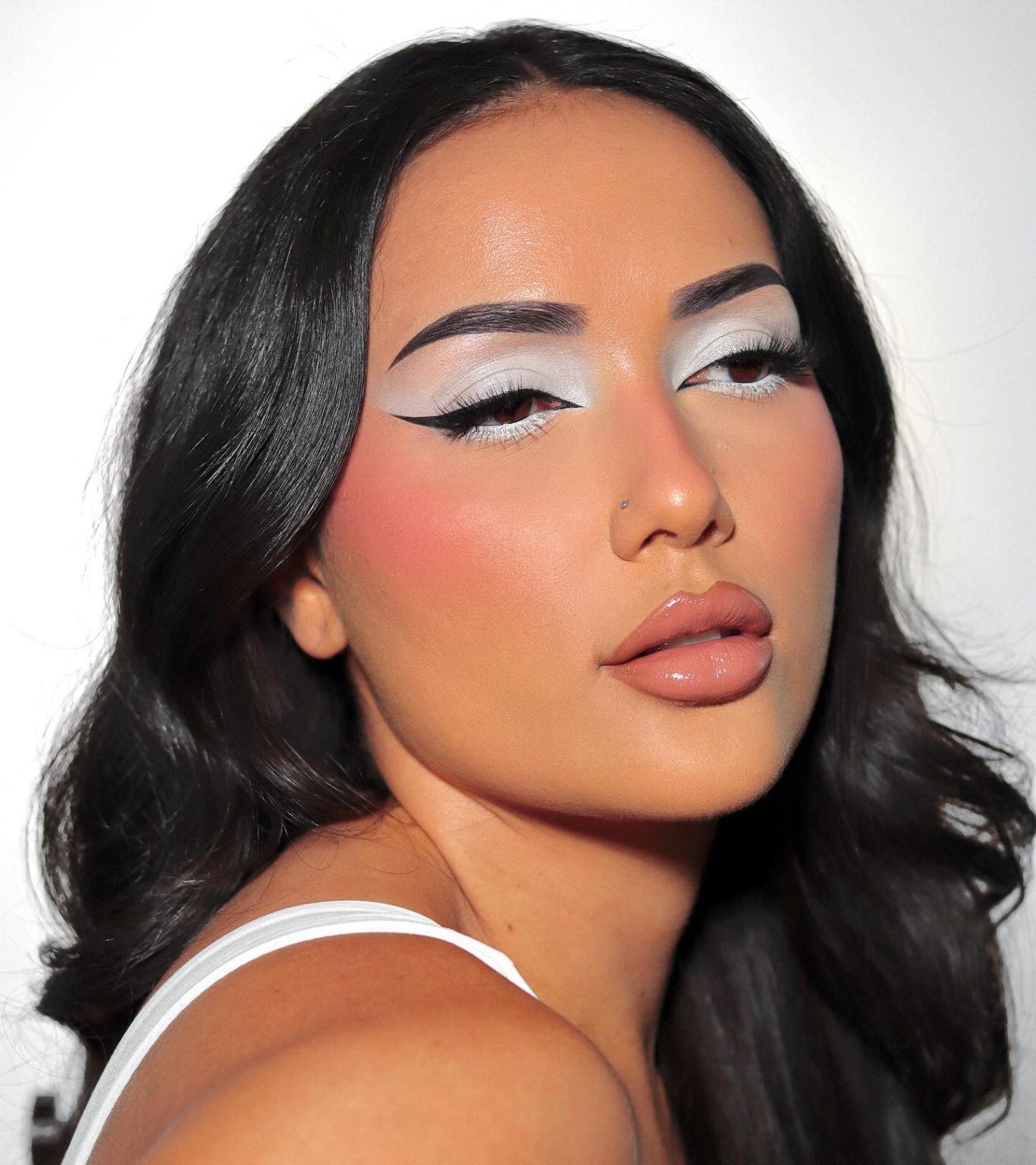 27 White Eyeshadow Looks That Transform Your Style in 2024 | Ultimate ...