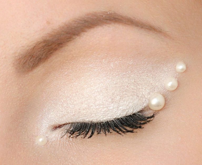 27 White Eyeshadow Looks That Transform Your Style in 2024 | Ultimate ...