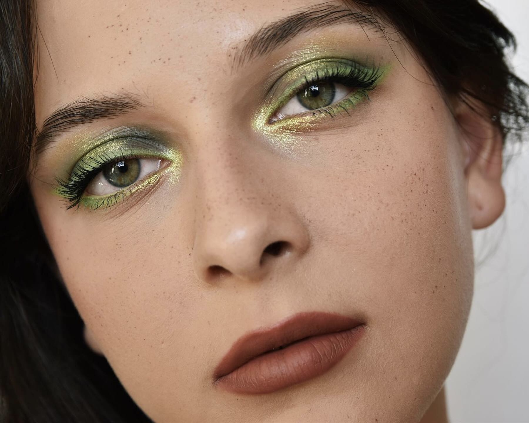 34 Green Eyeshadow Looks: From Mint Elegance to Emerald Glam - divagaze.com