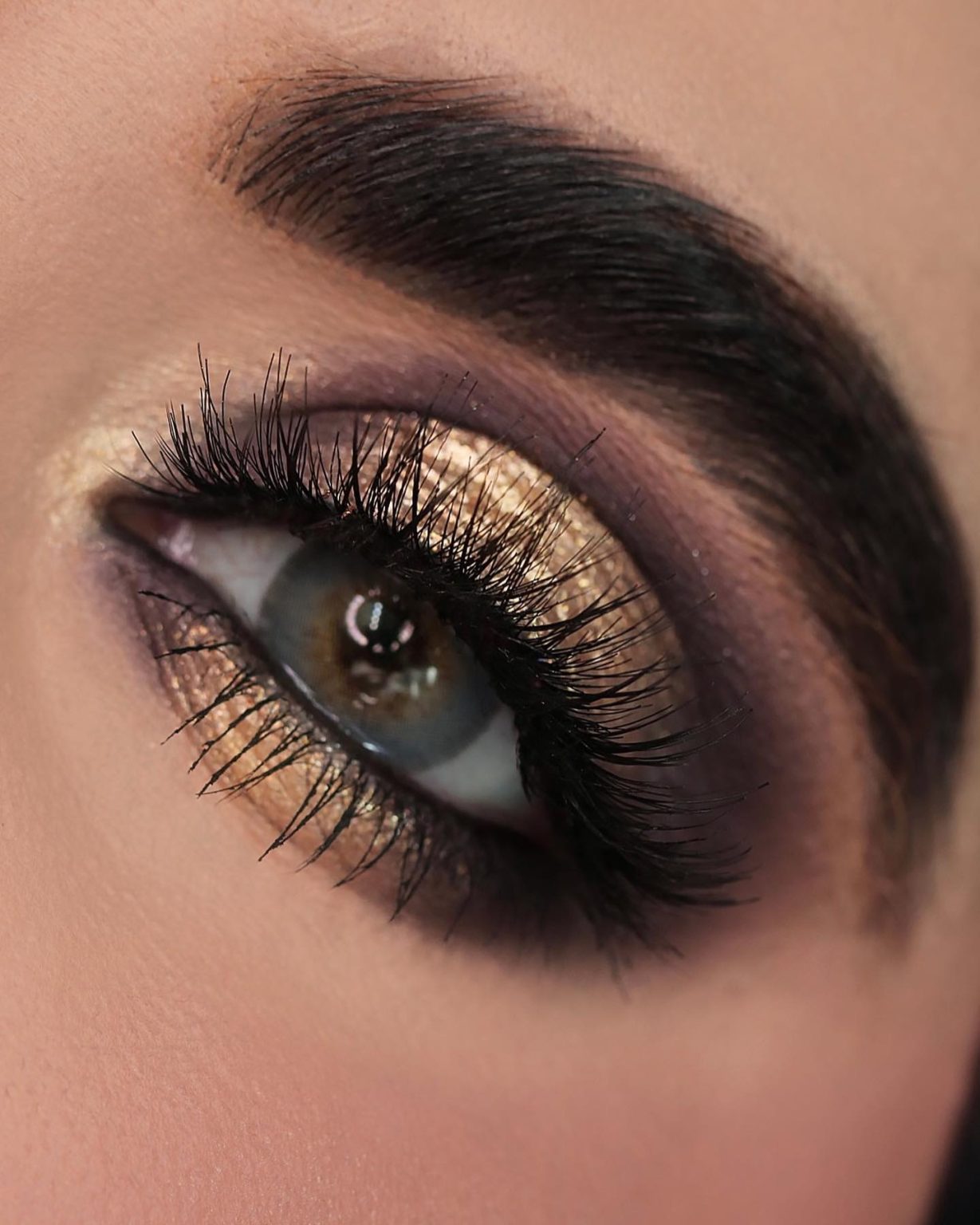 Shine Bright: 25 Gold Eyeshadow Looks to Dazzle at Any Event - divagaze.com