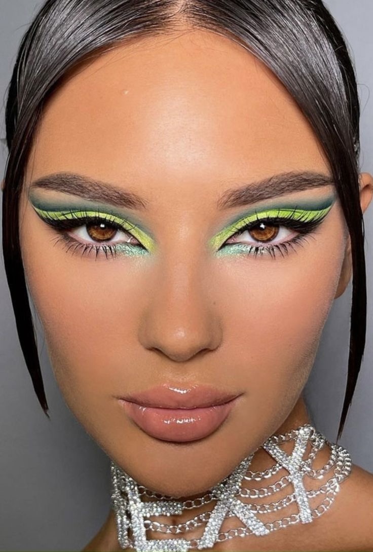 34 Green Eyeshadow Looks: From Mint Elegance to Emerald Glam - divagaze.com