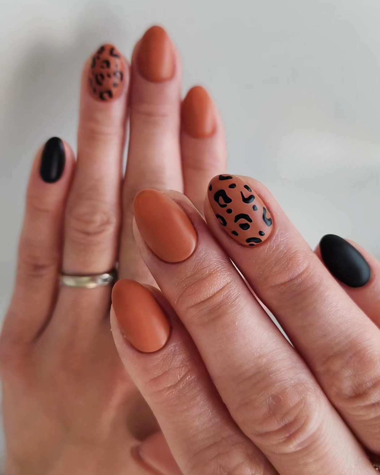 Discover the Top 34 Fall Nail Colors: Season's Best Trends - divagaze.com