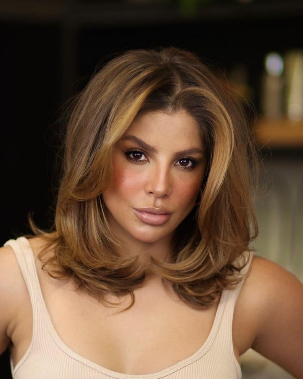 Top 35 Medium Layered Haircuts to Revamp Your Look in 2024 - divagaze.com