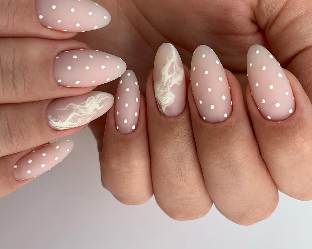 Top 34 Diseños De Uñas Con Lunares Para Este 2025: Ideas Modernas Y ...