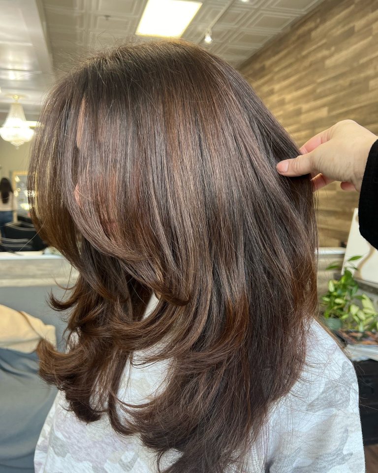 27 Medium Length Haircuts with Layers for Every Woman - divagaze.com