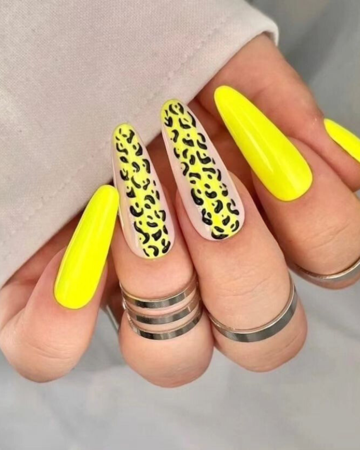 27 Bright Fall Nails: Fun and Cute Nail Art Ideas - divagaze.com