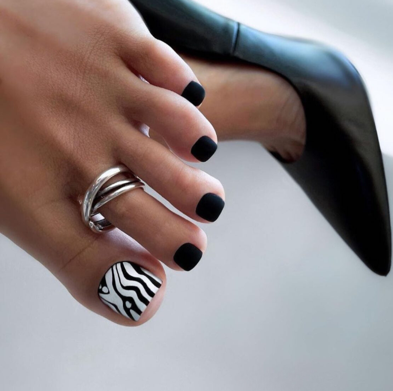 29 Stunning Fall Toe Nails to Inspire Your Autumn Pedicures - divagaze.com