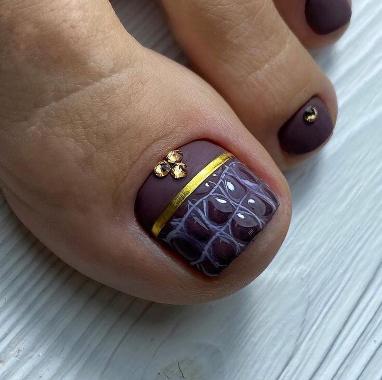 29 Stunning Fall Toe Nails to Inspire Your Autumn Pedicures - divagaze.com
