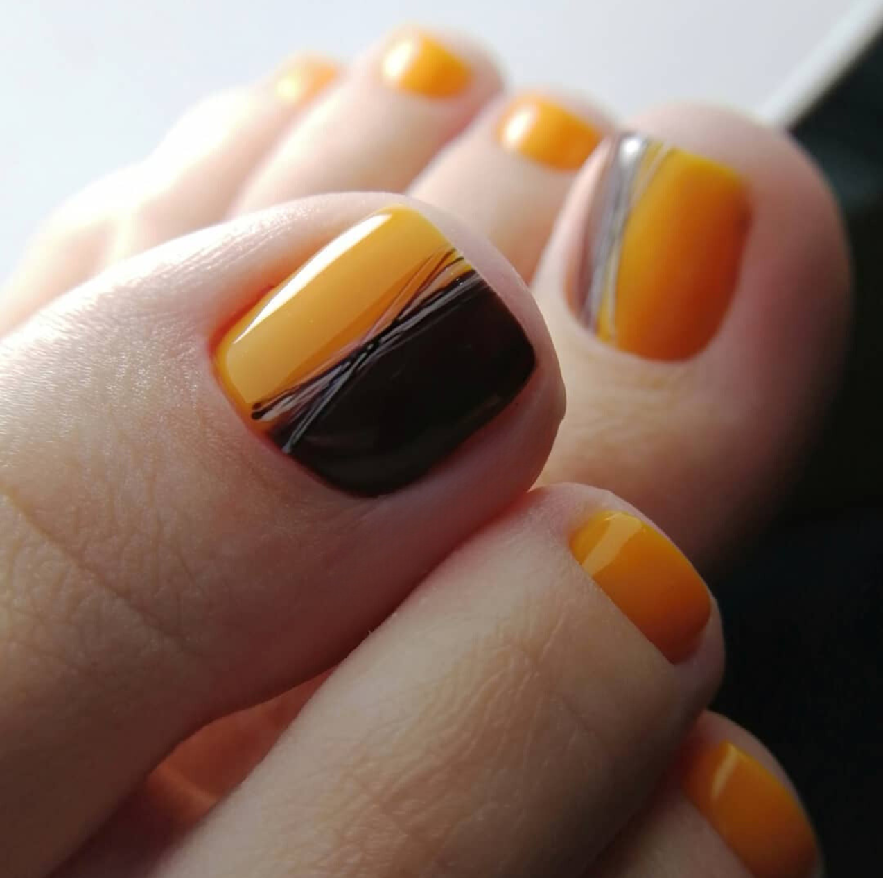 29 Stunning Fall Toe Nails to Inspire Your Autumn Pedicures - divagaze.com