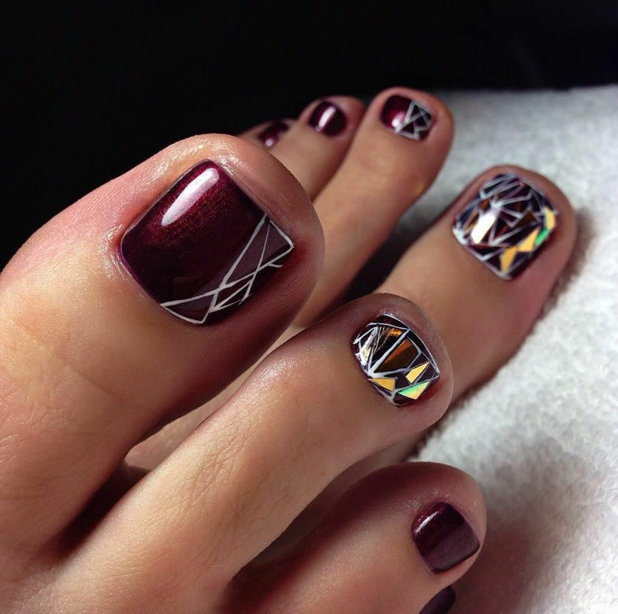 29 Stunning Fall Toe Nails to Inspire Your Autumn Pedicures - divagaze.com