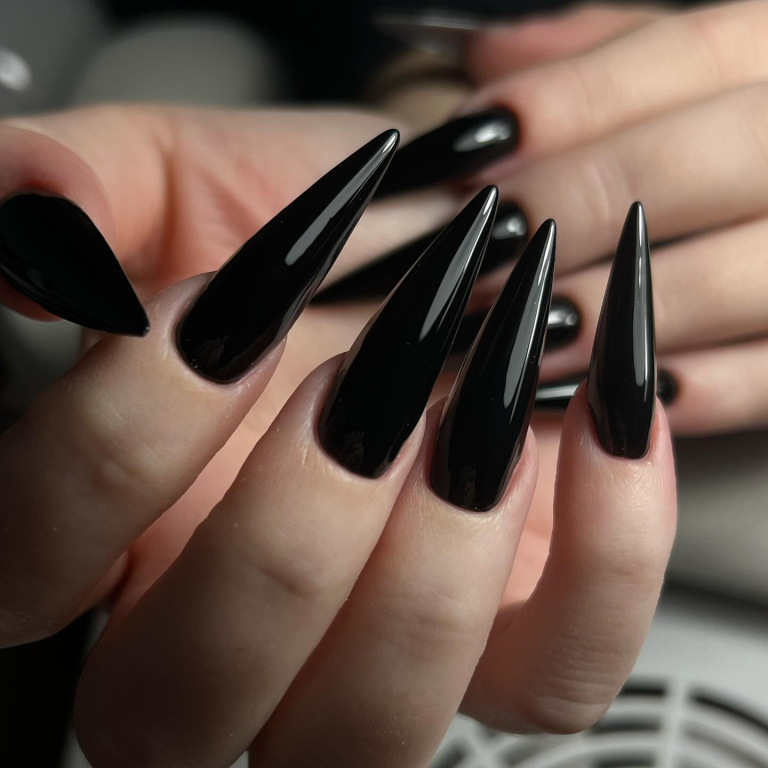 37 Stunning Black Fall Nail Ideas to Elevate Your Style - divagaze.com