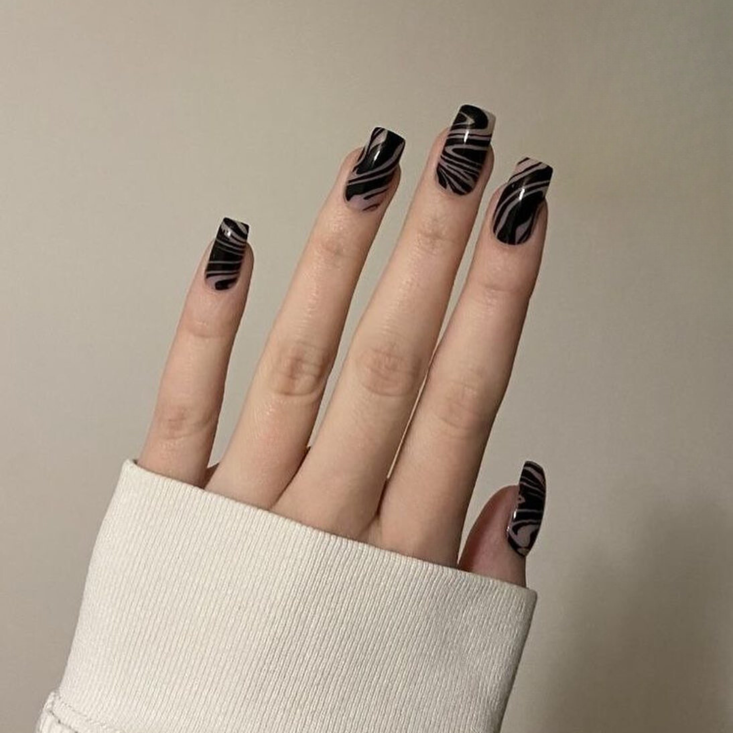 37 Stunning Black Fall Nail Ideas to Elevate Your Style - divagaze.com
