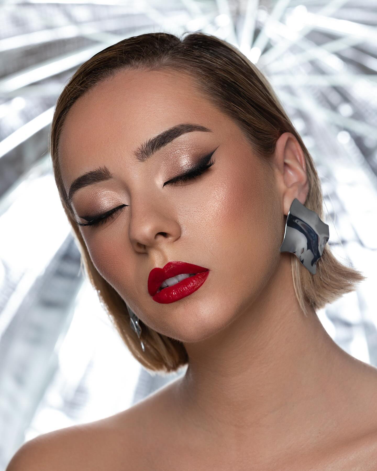 28 Red Lipstick Looks 2024: Bold and Beautiful Styles for Every ...