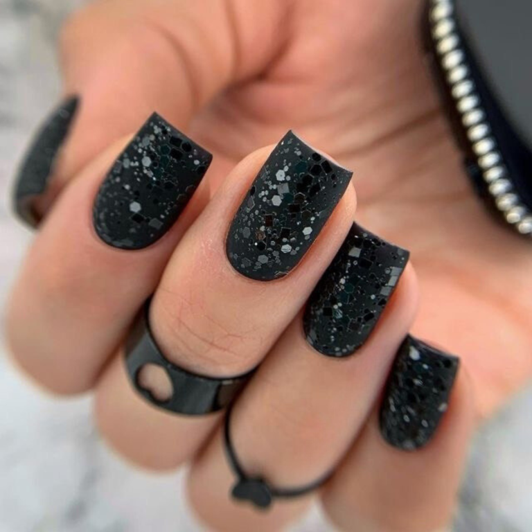 37 Stunning Black Fall Nail Ideas to Elevate Your Style - divagaze.com