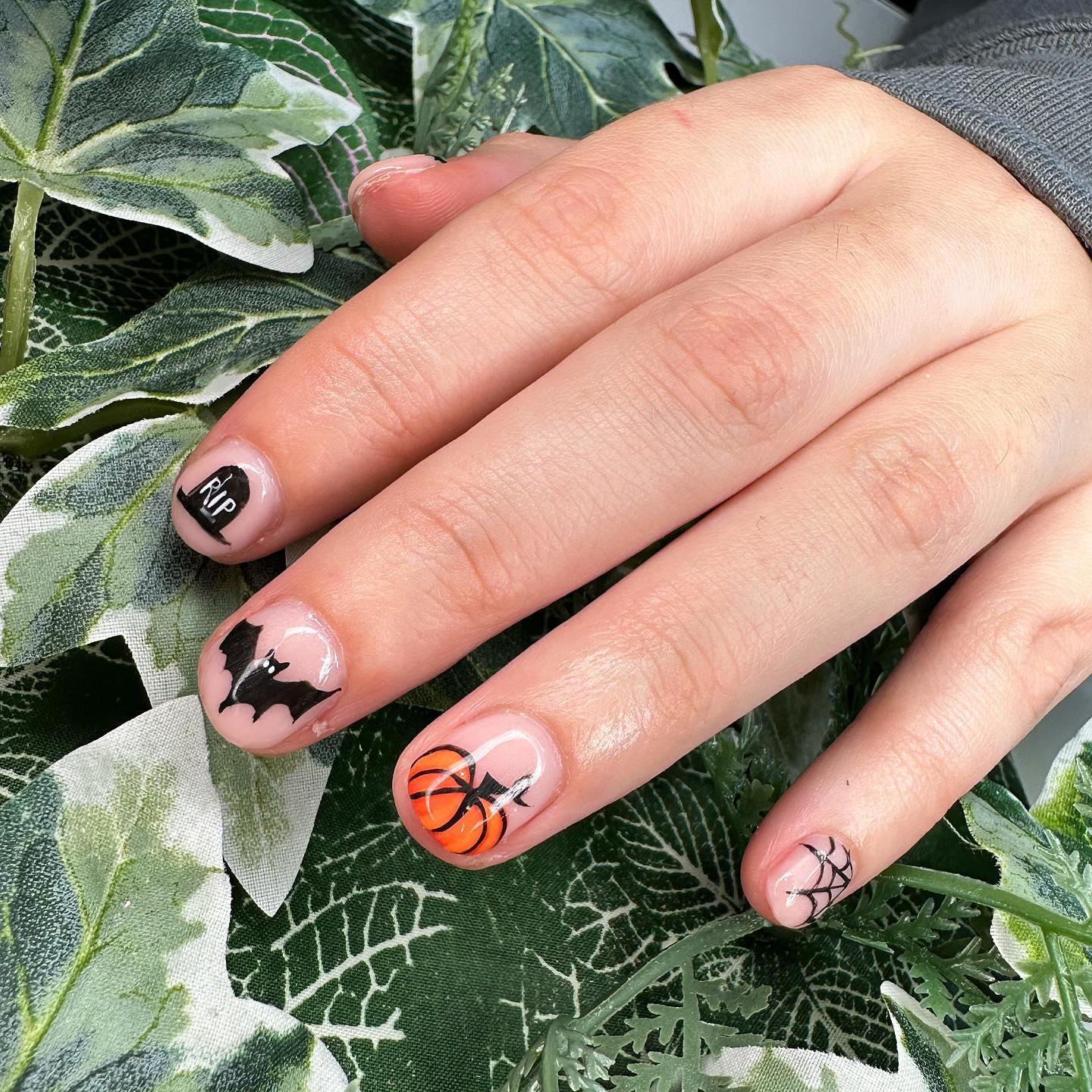 25 Short Halloween Nails: Cute, Spooky, and Easy Designs - divagaze.com