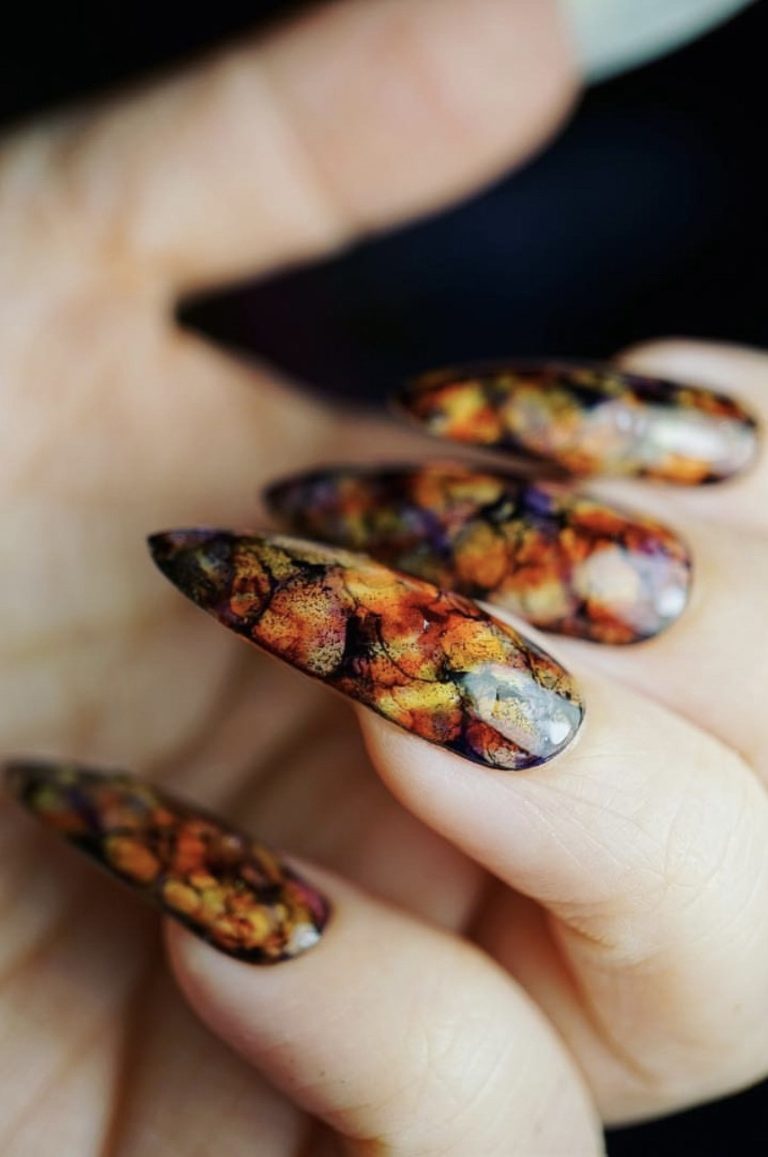23 Nail Designs with a Fall Leaf Theme That Will Elevate Your Autumn ...
