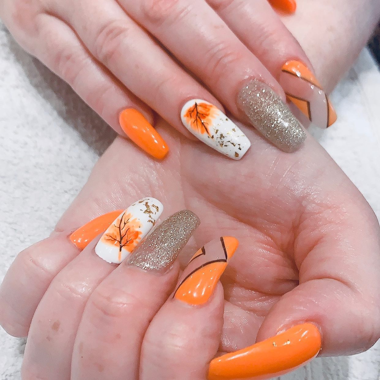23 Nail Designs with a Fall Leaf Theme That Will Elevate Your Autumn ...