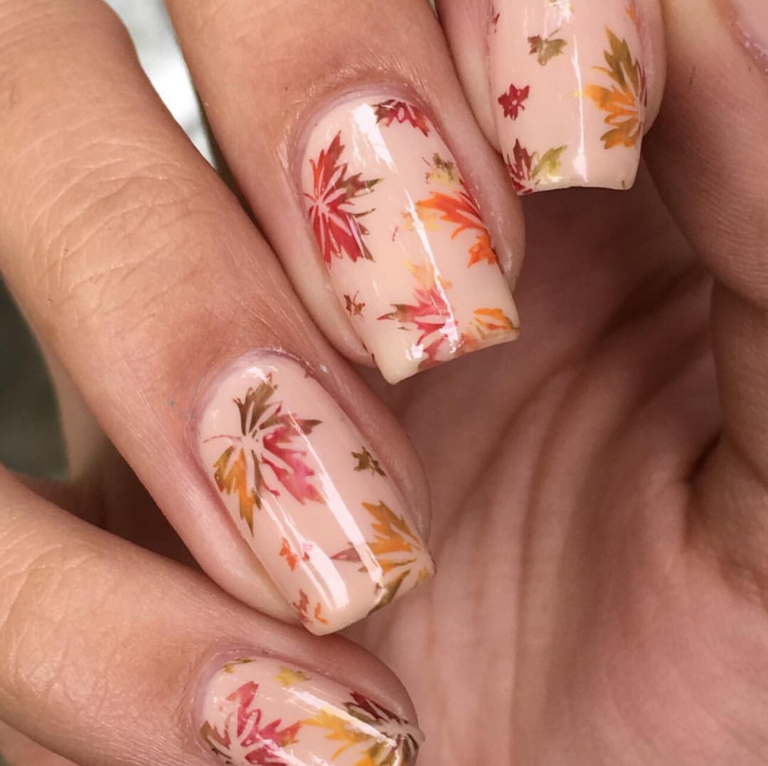 23 Nail Designs with a Fall Leaf Theme That Will Elevate Your Autumn ...