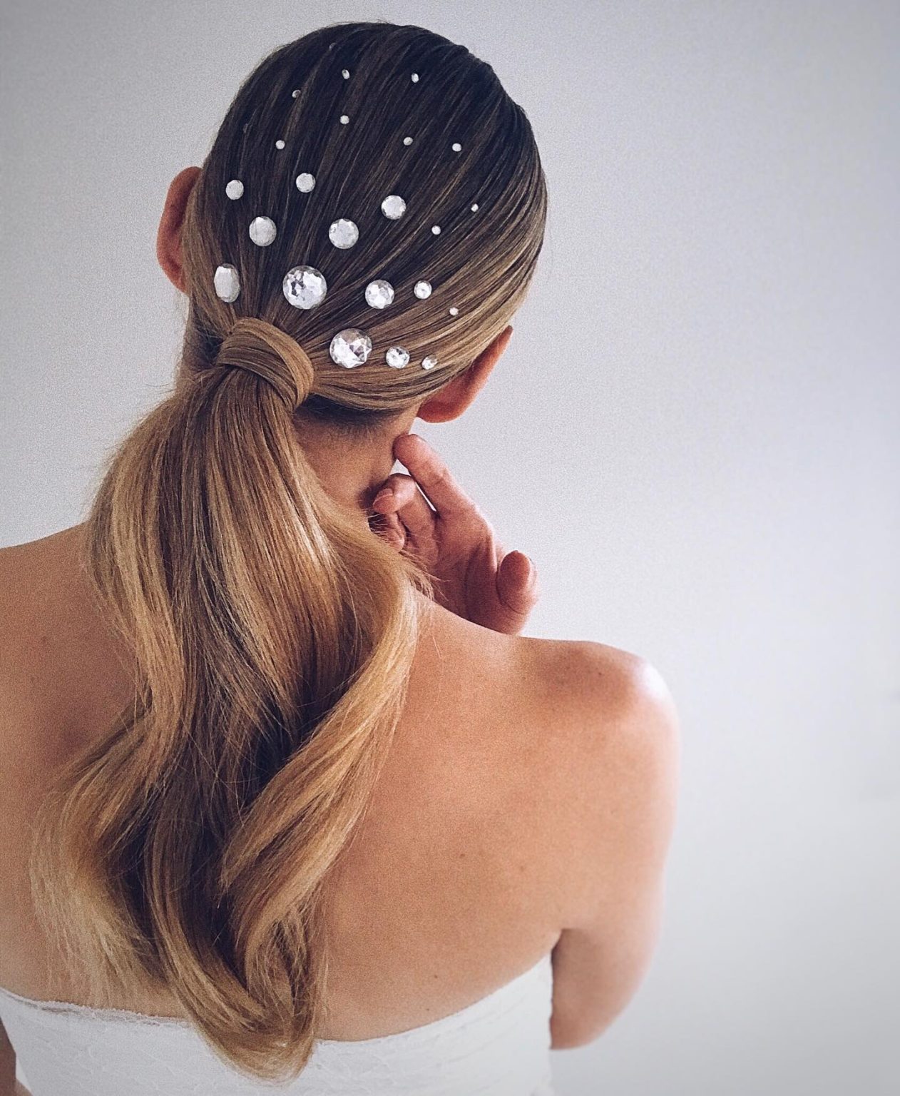 21 Christmas Party Hairstyles That Will Make You Shine at Every Holiday ...