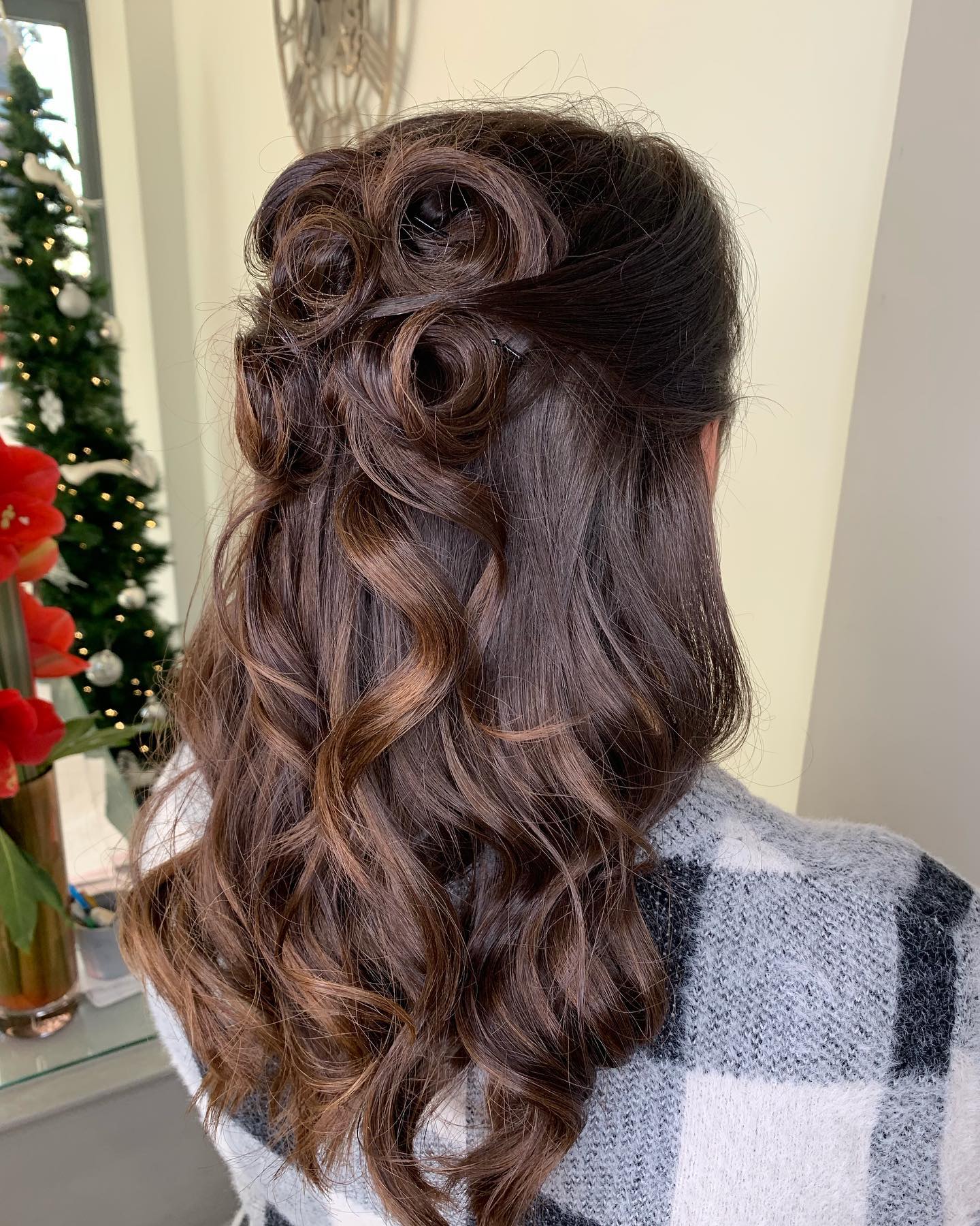 21 Christmas Party Hairstyles That Will Make You Shine at Every Holiday ...
