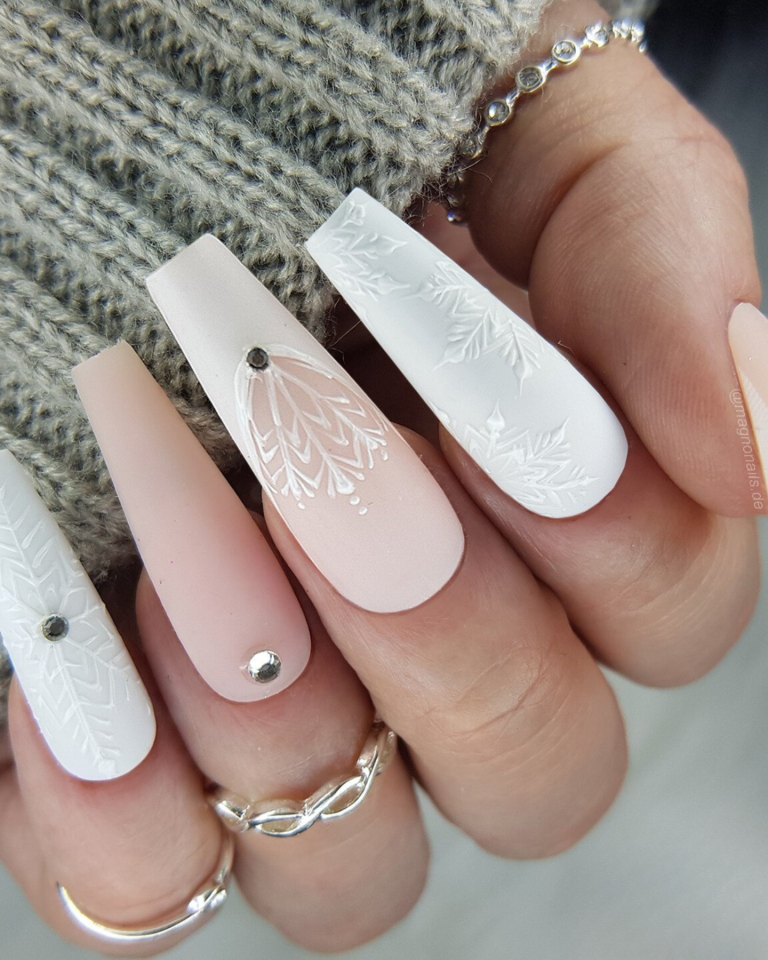 30 White Winter Nails to Elevate Your Seasonal Style with Snowflakes ...