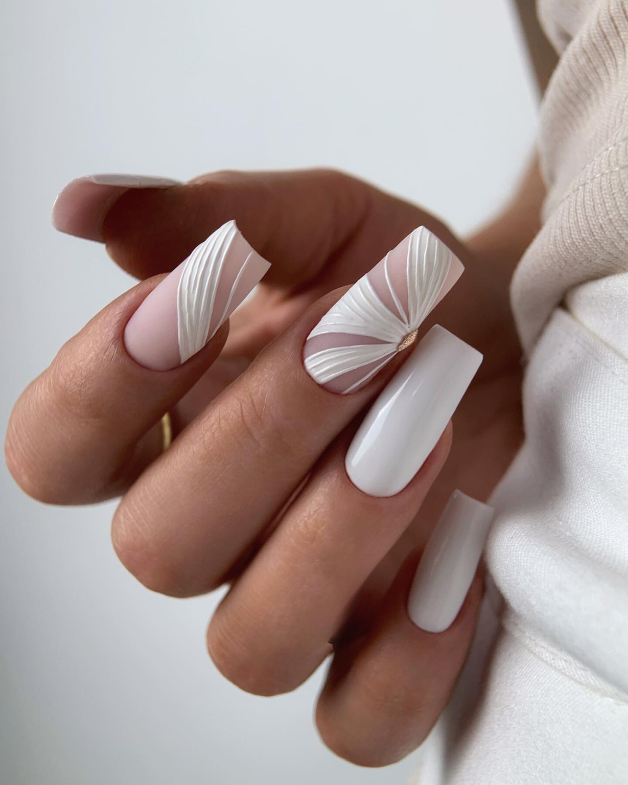 30 White Winter Nails to Elevate Your Seasonal Style with Snowflakes ...