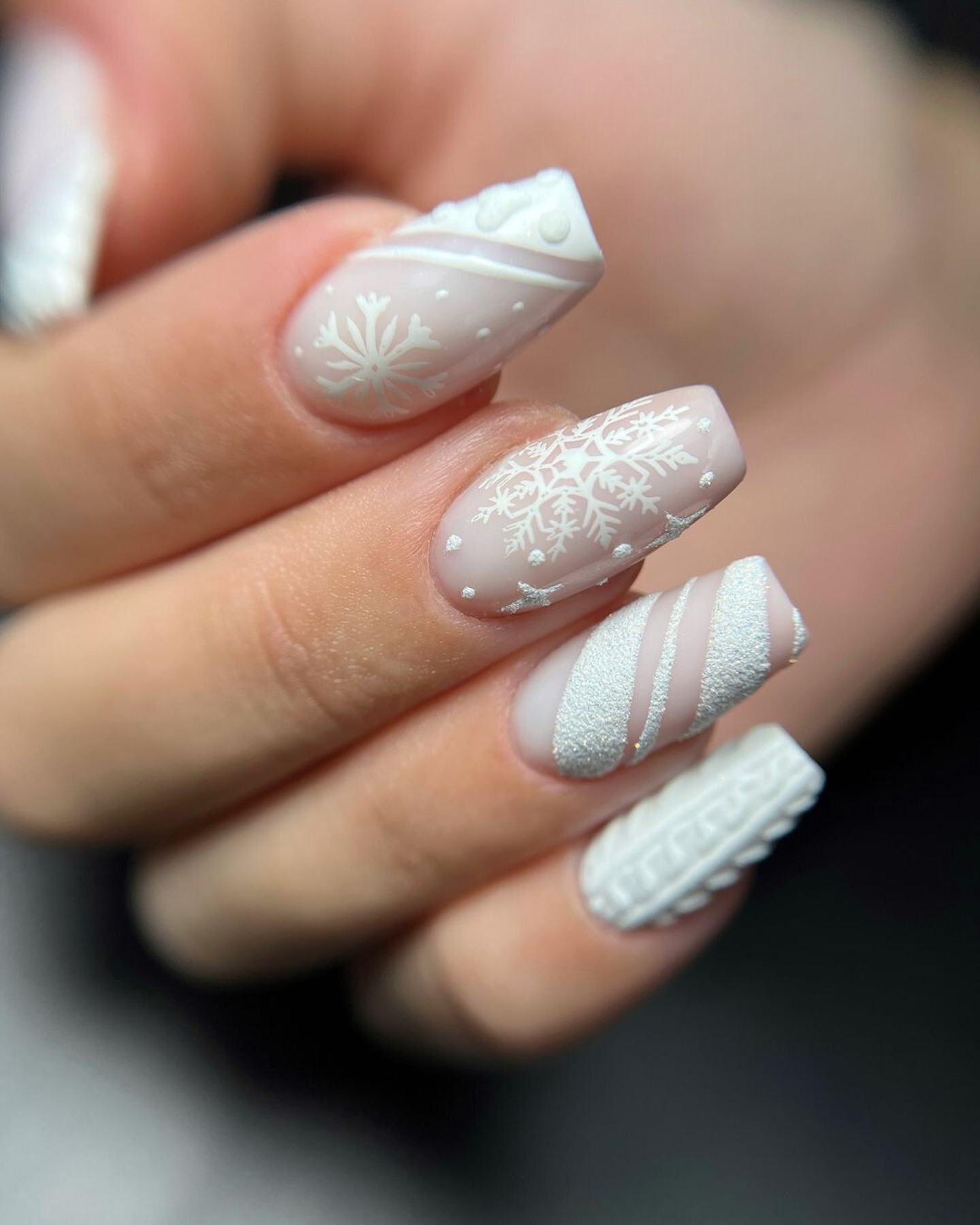 30 White Winter Nails to Elevate Your Seasonal Style with Snowflakes ...