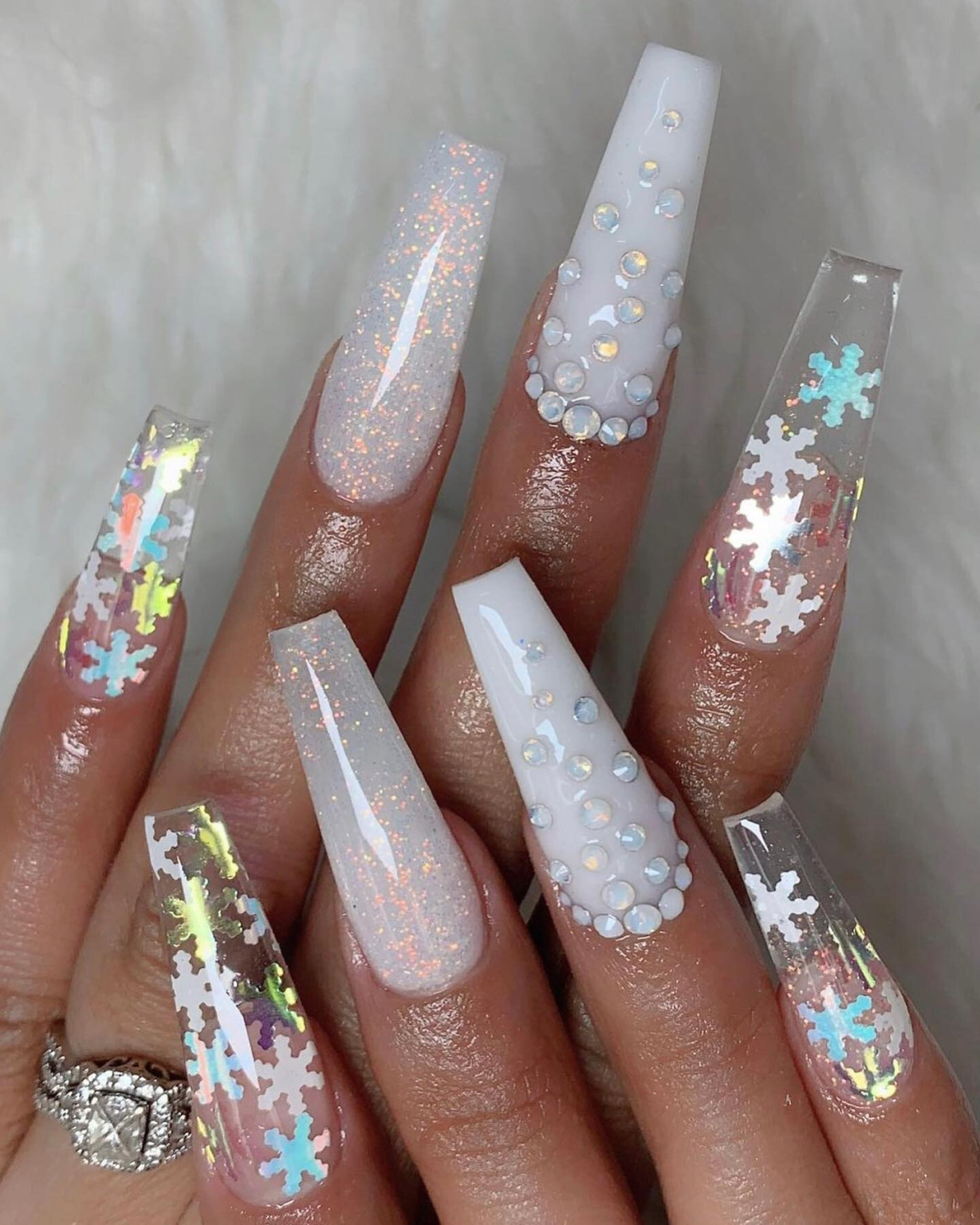 24 Winter Acrylic Nails Ideas for a Fun, Elegant, and Festive Look This ...