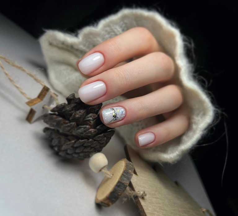30 White Winter Nails to Elevate Your Seasonal Style with Snowflakes ...