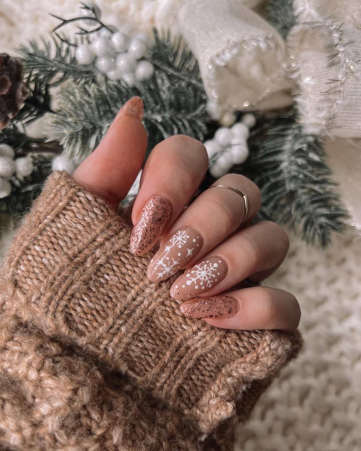 26 December Nails: Festive Ideas with Glitter, Red, Green, and ...