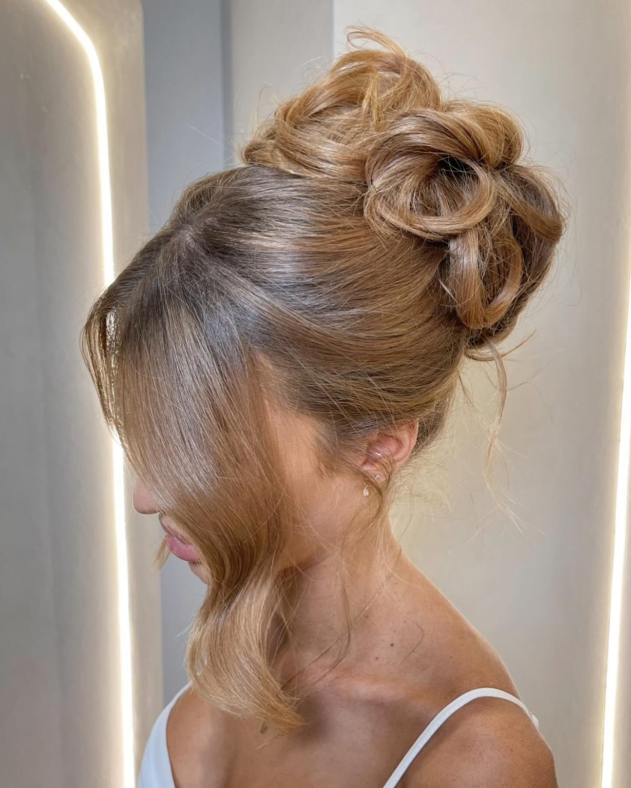 25 Elegant Hairstyles for Every Occasion: From Classic Buns to Romantic ...