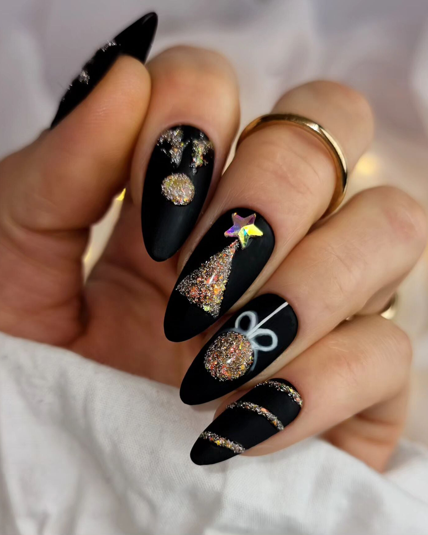 26 December Nails: Festive Ideas with Glitter, Red, Green, and ...