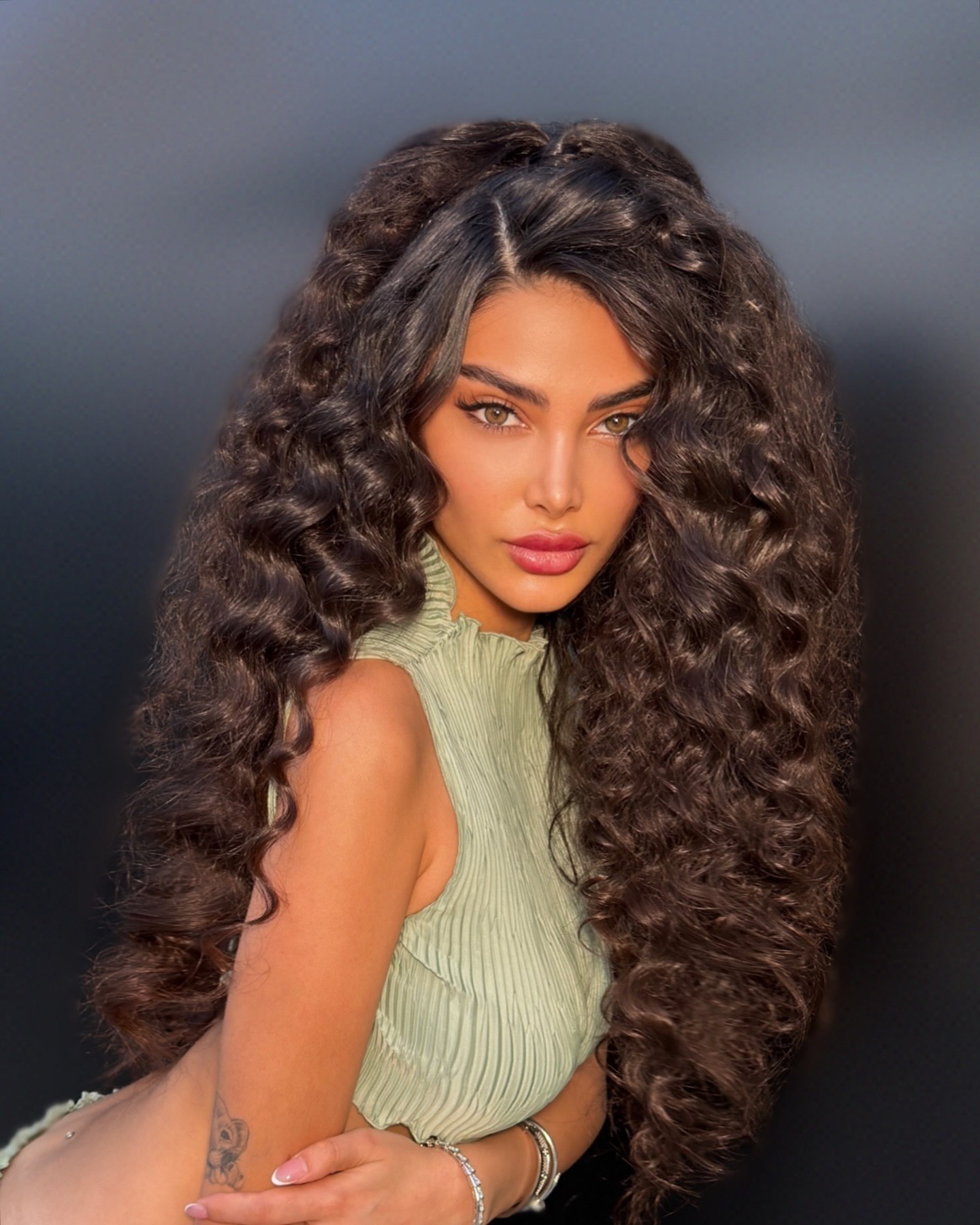 25 Stunning Hairstyles for Wavy Hair to Elevate Your Look Every Day ...