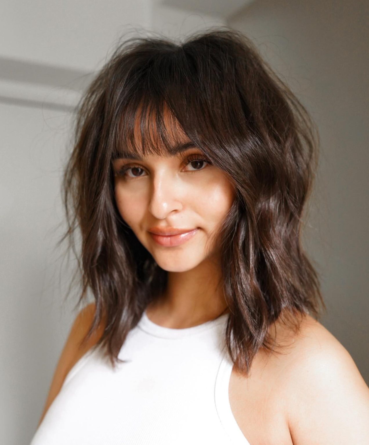 25 Gorgeous Medium Haircuts with Bangs to Elevate Your Style - divagaze.com