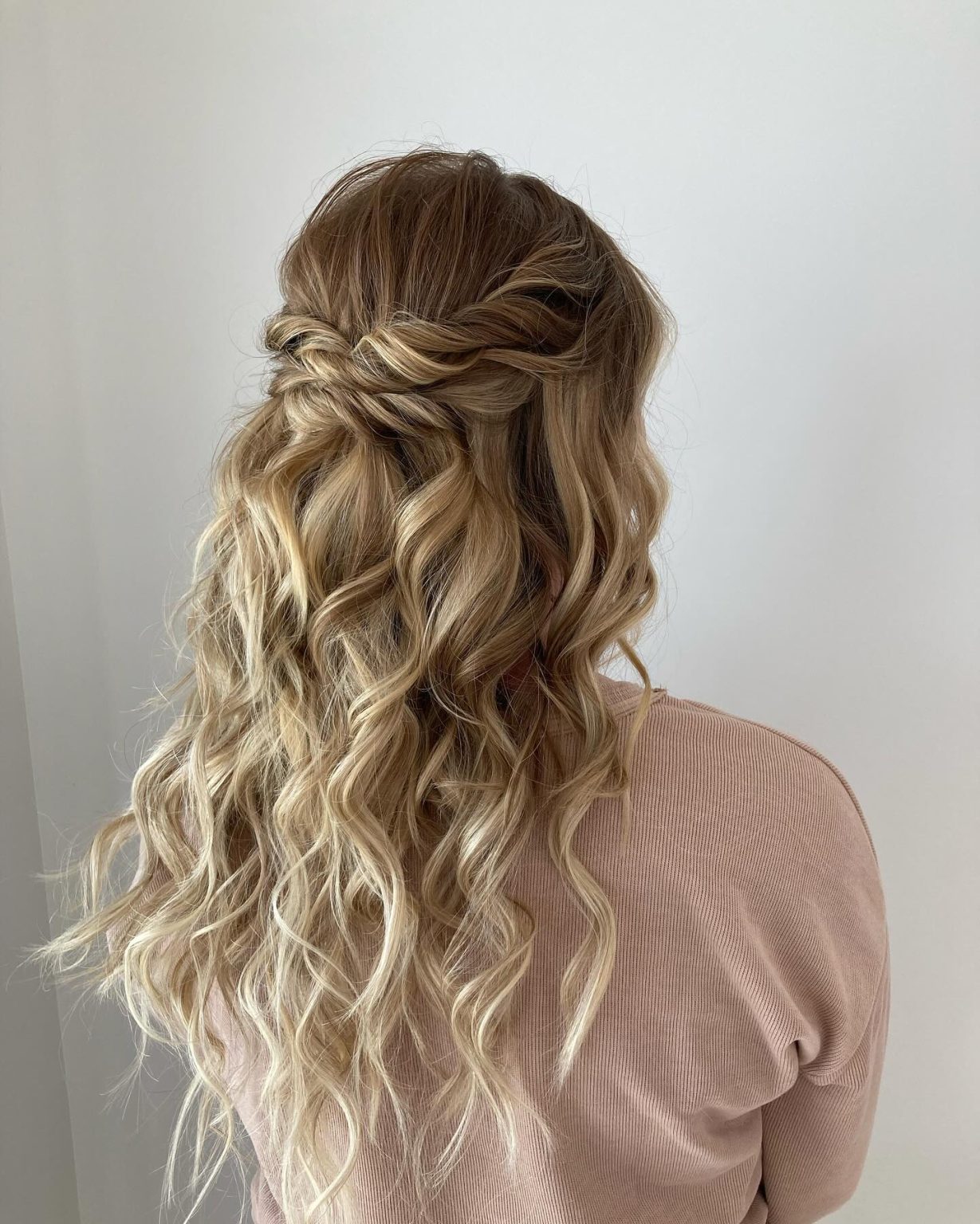 25 Stunning Hairstyles for Wavy Hair to Elevate Your Look Every Day ...