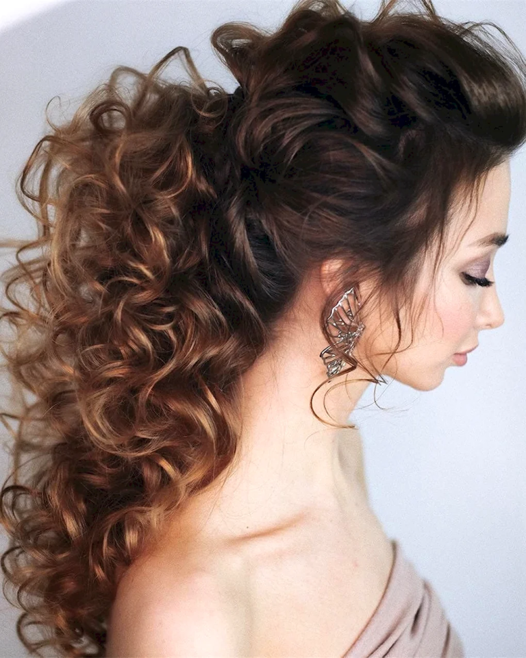 25 Stunning Hairstyles for Wavy Hair to Elevate Your Look Every Day ...
