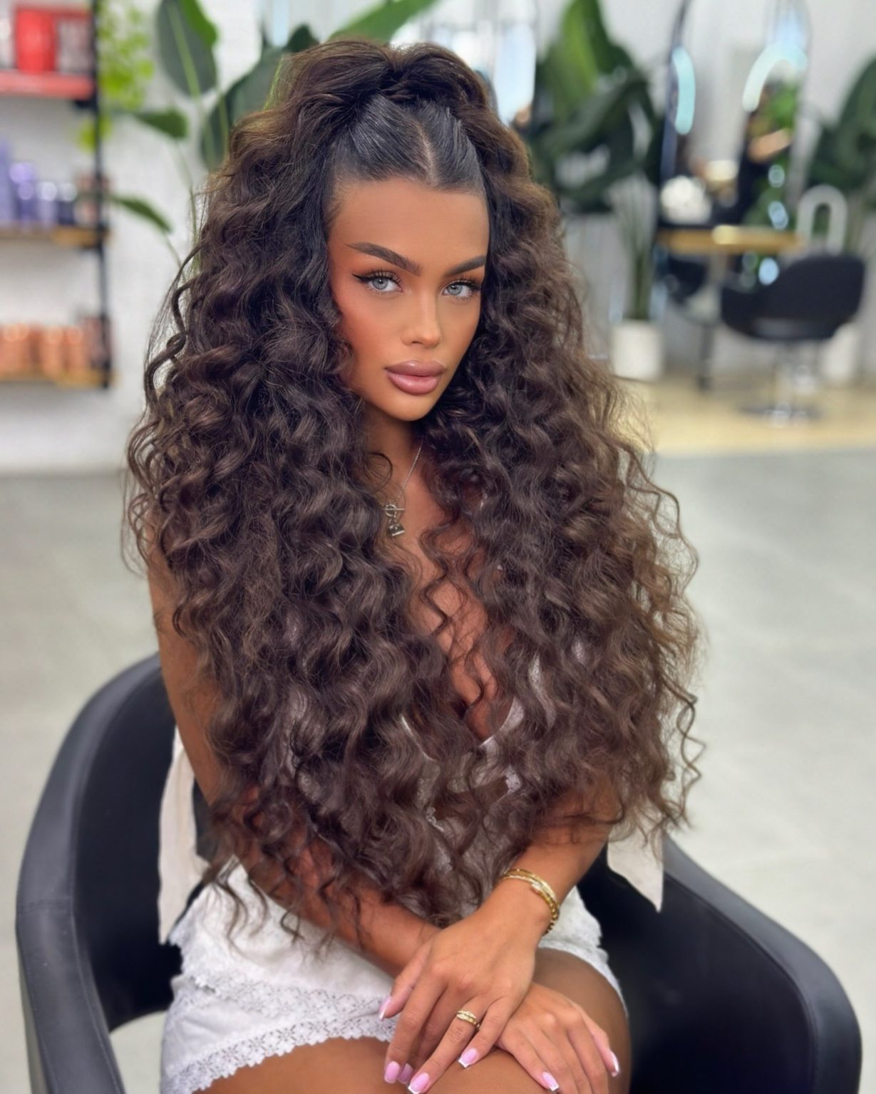 25 Stunning Hairstyles for Wavy Hair to Elevate Your Look Every Day ...