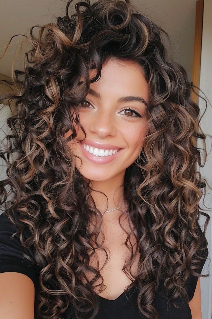 26 Curly Hairstyles 2025: Stunning Ideas for Gorgeous Curls! - divagaze.com