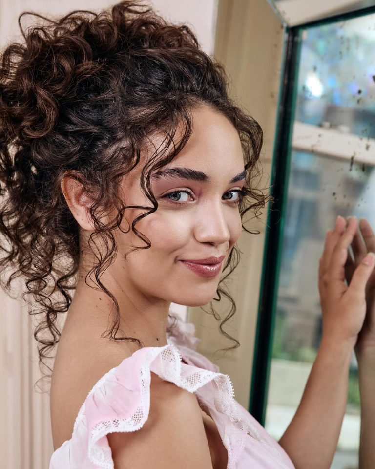 25 Stunning Hairstyles for Wavy Hair to Elevate Your Look Every Day ...