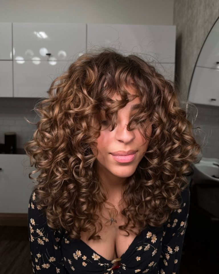 30 Medium Curly Hairstyles For Women 2025 – Stunning Looks For Every ...