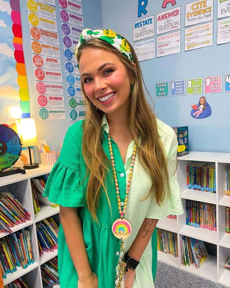 35 Young Teacher Outfits 2025: Stylish And Comfortable Looks For Every ...